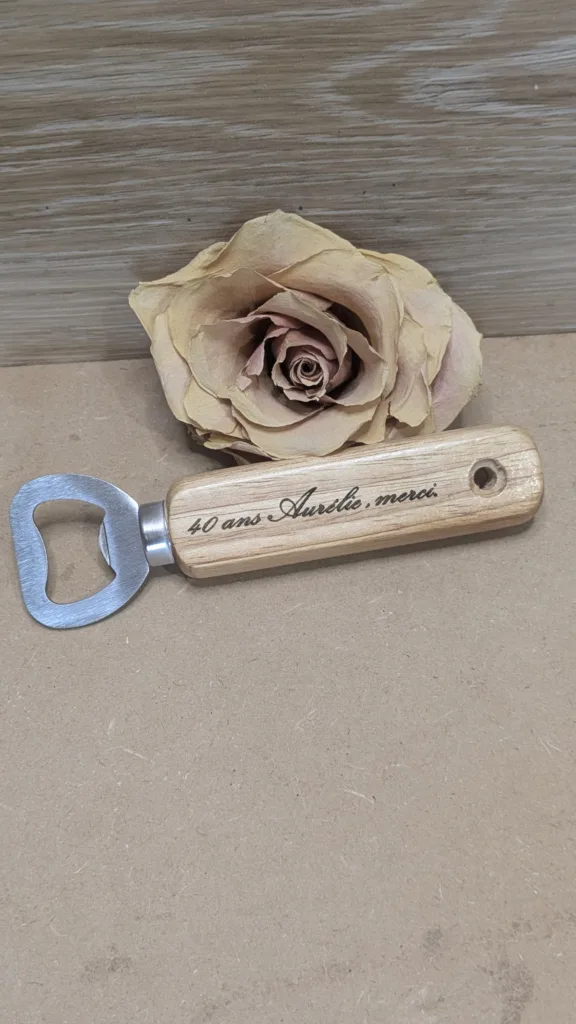 Décapsuleur en bois personnalisé – Cadeau unique et élégant